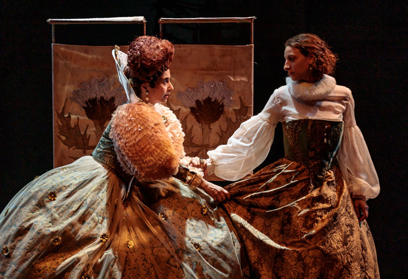 Cristina Crippa e Elio De CapitaniI dirigono I corpi di Elizabeth a ...